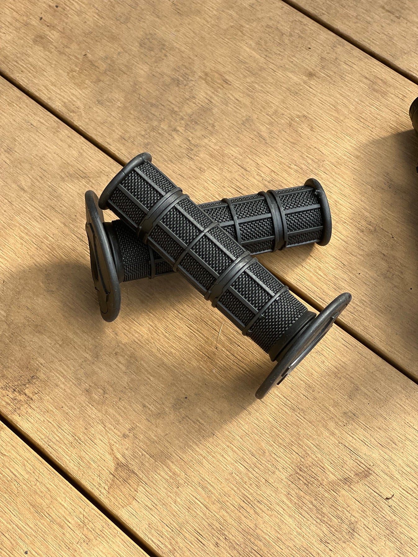 SurRon‑Style SM‑Plug Throttle + Grips – Amp-X Electric