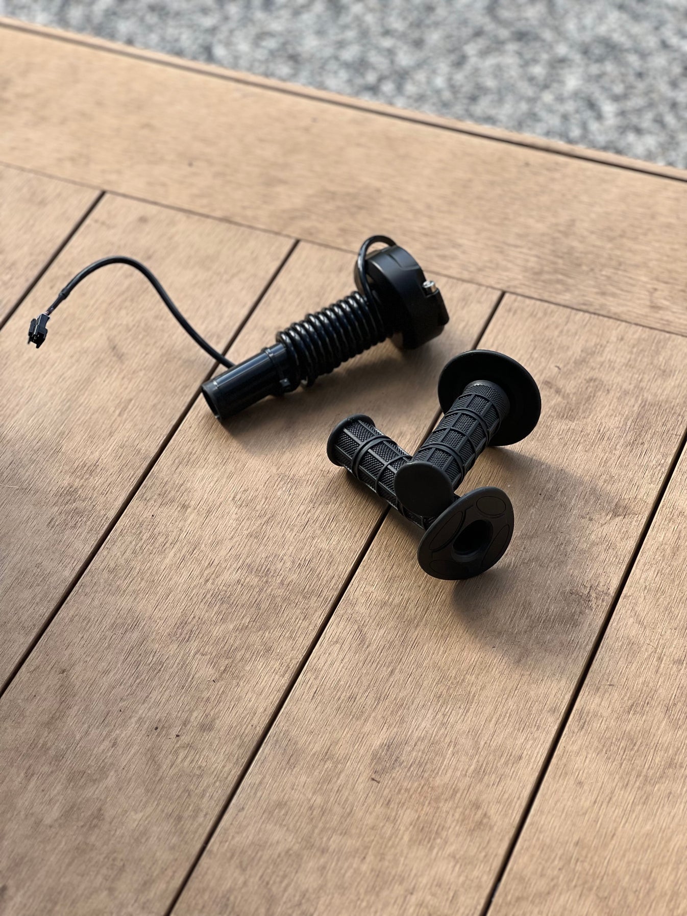 SurRon‑Style SM‑Plug Throttle + Grips – Amp-X Electric
