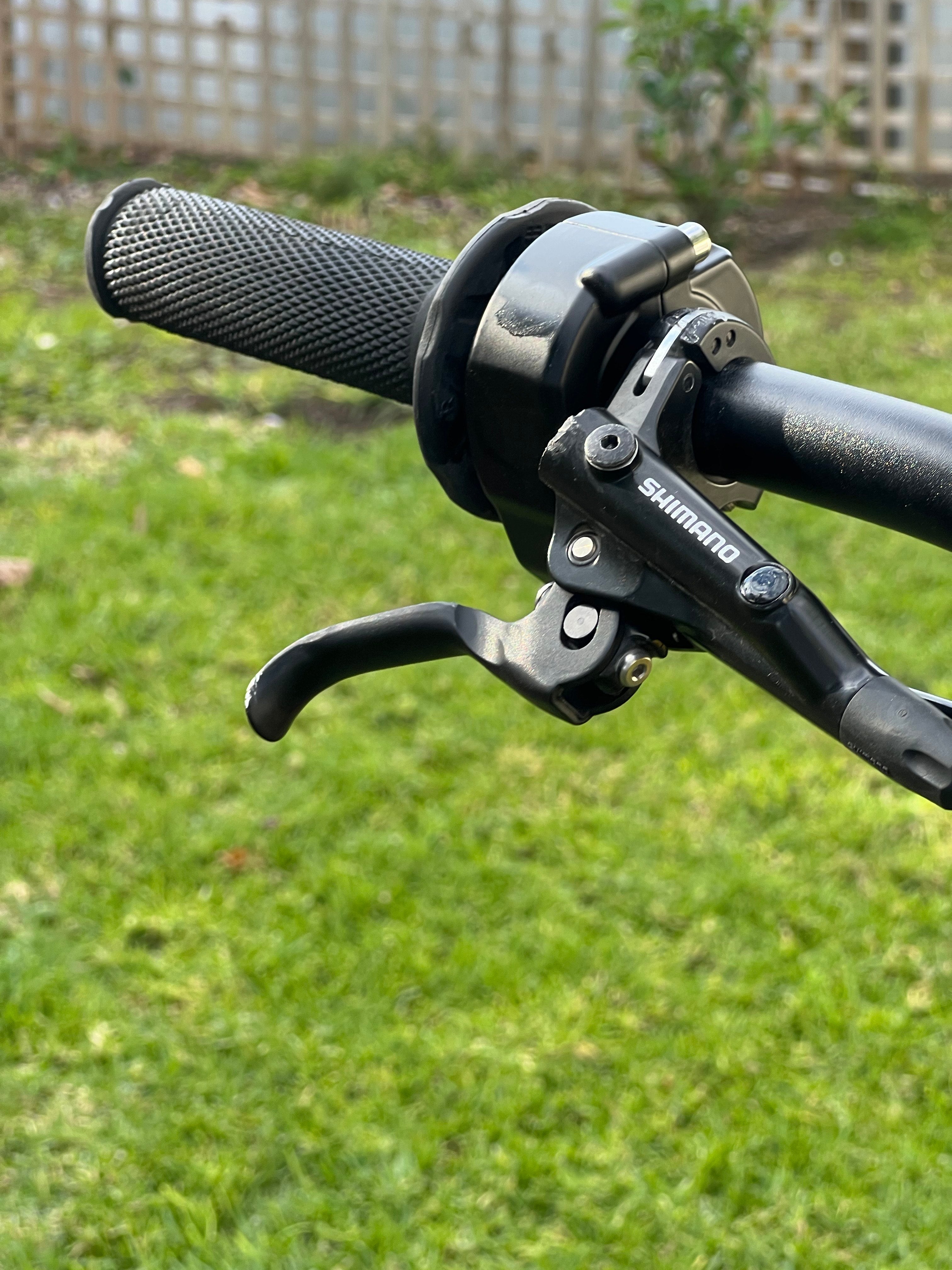 SurRon‑Style SM‑Plug Throttle + Grips – Amp-X Electric
